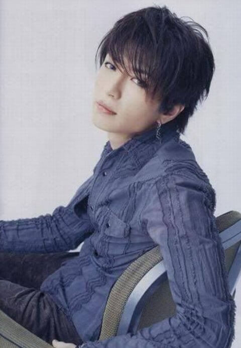 GACKTの若い頃がイケメンすぎる！卒アル写真から現在までの姿を画像とともに解説します！ | ナニソレ大百科